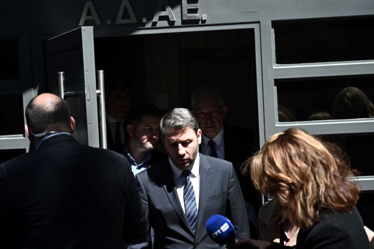Politico / Ελλάδα: Η χώρα που αφήνει τους ανθρώπους να ξεφύγουν από τη ...