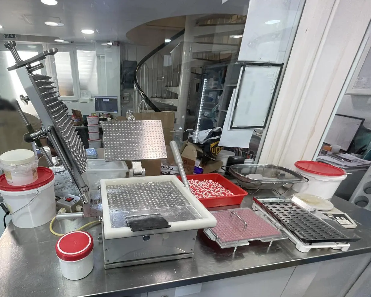 Χαλάνδρι / «Βιομηχανία» παράνομων φαρμάκων διακινούσε σκευάσματα ...