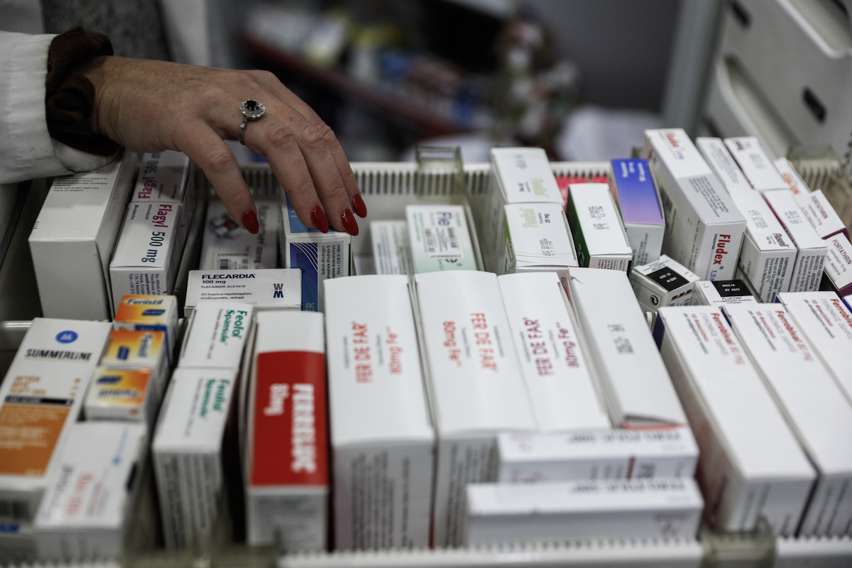 Ελλείψεις φαρμάκων / «Αδειάζει» Χρυσοχοΐδη ο Φαρμακευτικός Σύλλογος ...
