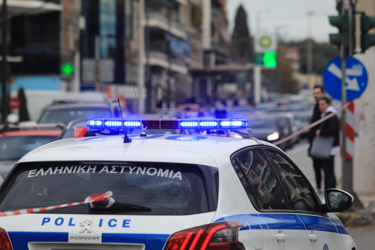 Σαλαμίνα / Αστυνομικός εκτός υπηρεσίας επιτίθεται εναντίον ζευγαριού ...