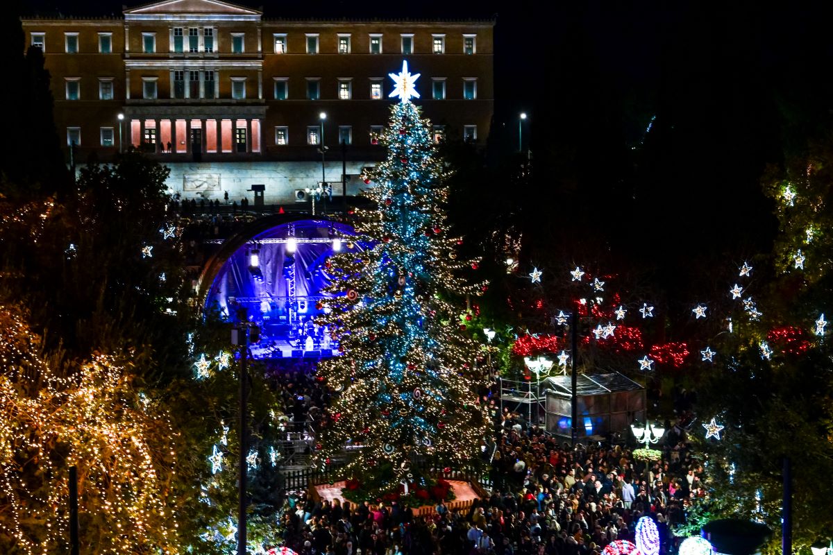 Σύνταγμα / Φωταγωγήθηκε το Χριστουγεννιάτικο δέντρο - tvxs.gr