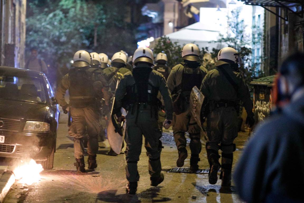 Επεισόδια με ΜΑΤ στα Εξάρχεια μετά τη μεγάλη πορεία - tvxs.gr