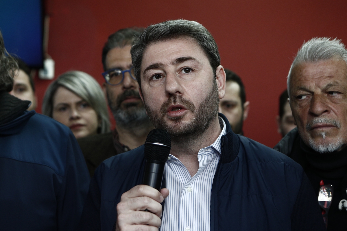 Ο εγκλωβισμός του Νίκου Ανδρουλάκη - tvxs.gr